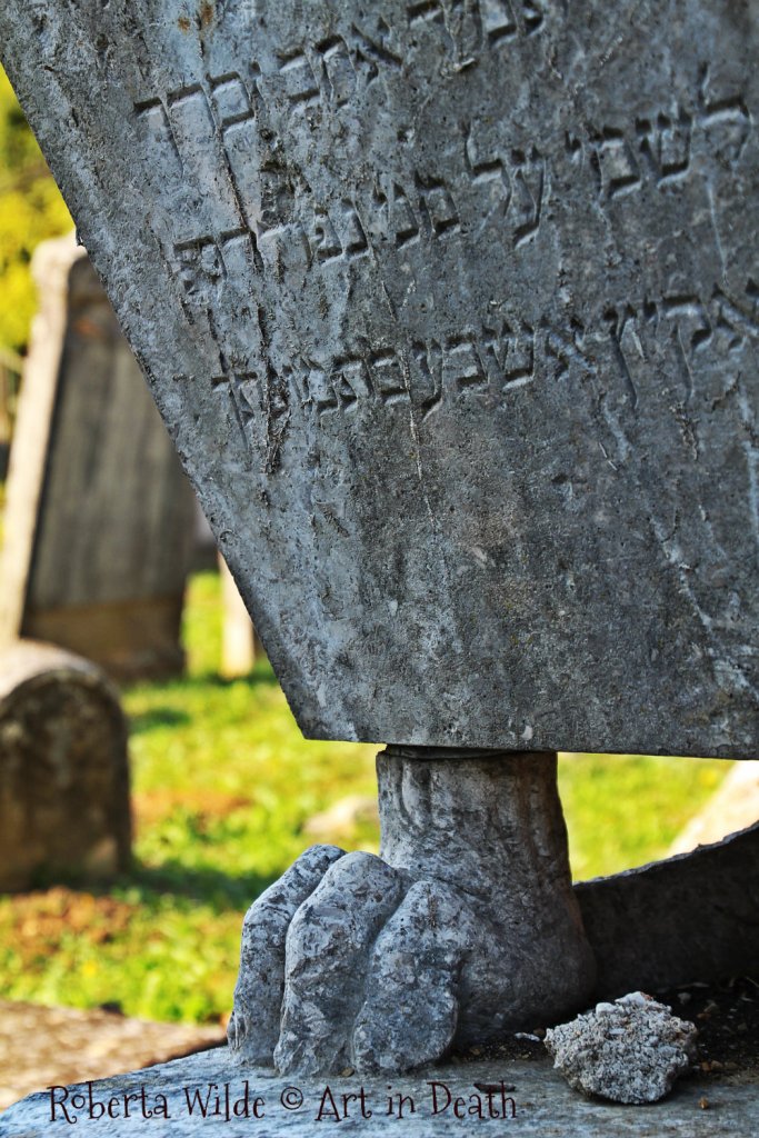 Jewish Cemetery Rožna Dolina – Art in Death